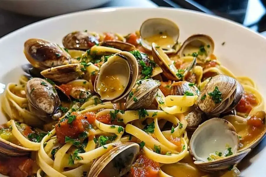 Linguine and Clams with Tomatoes: An Amazing Ultimate Seafood Pasta ...